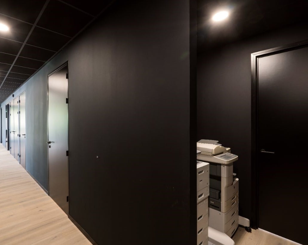 Zwarte geluidswerende HPL-deuren voor Solid Partners Raalte | Van Vuuren